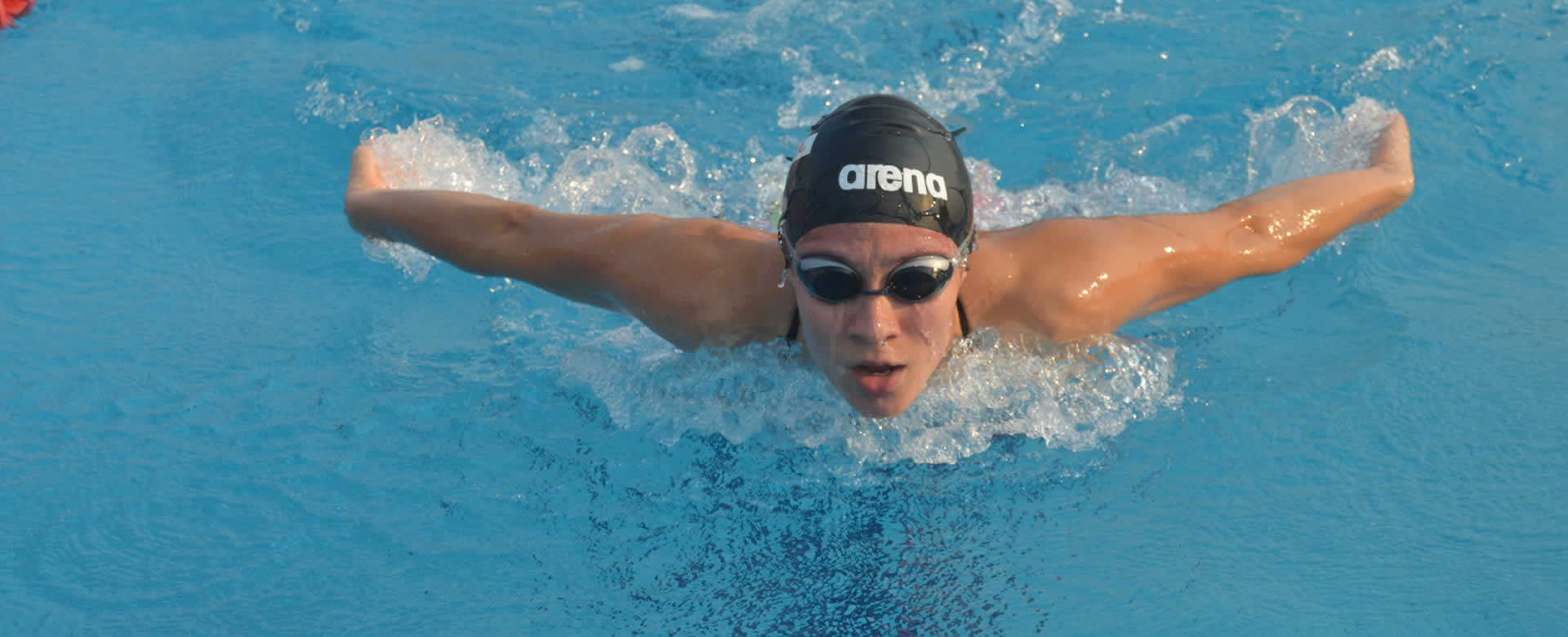 María y Eisner sobresalen en la piscina